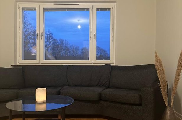 Svart vinkelsoffa säljes i Uppsala | Blocket