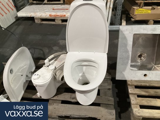 Toalett med kvarn och pump (XLB9) *Auktion sä - såld eller borttagen