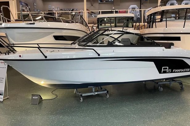 Finnmaster R5 -22 med Yamaha F100LB -23 - Demobåt säljes i Uddevalla | Blocket