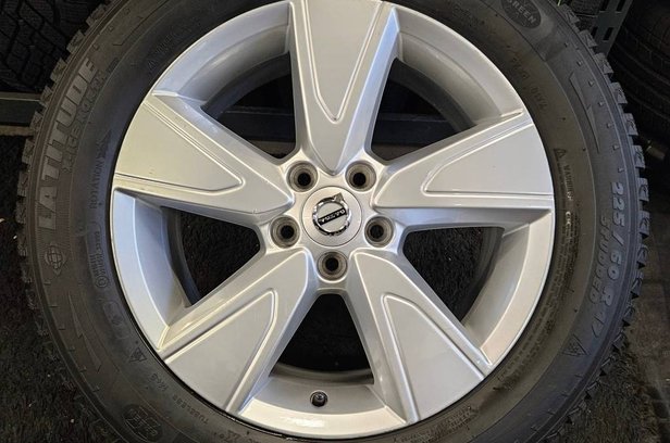 Volvo XC40/XC60/XC70 17 tums fälgar mee dubbdäck säljes i Motala | Blocket