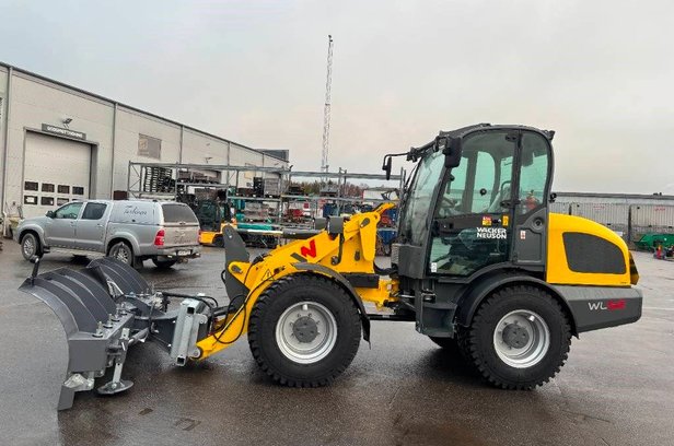 Wacker Neuson Hjullastare WL52 VINTERMASKIN OMG LEV MED PLOG säljes i ...