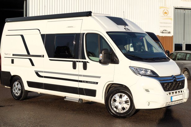 Adria *5.99m*4-bäddar*165hk*Elpatron*Solcelle - såld eller borttagen