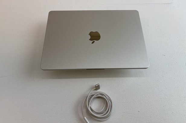Dator Apple MacBook Air M2 (2022) via auktion säljes i Stockholms stad ...