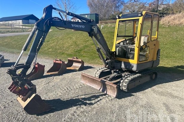 Grävare Volvo EC30 - 4 Skopor säljes i Tomelilla | Blocket