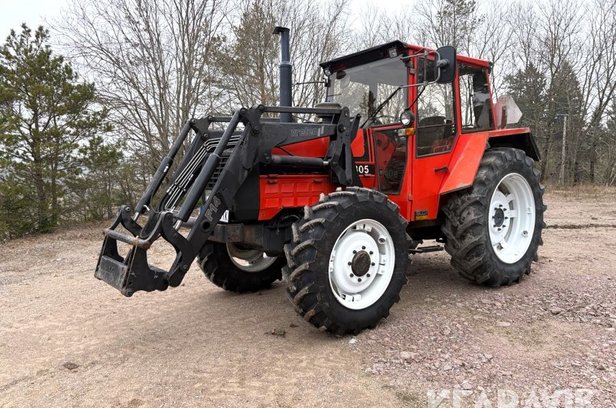 Traktor Valmet 805 med lastare säljes i Lysek - såld eller borttagen