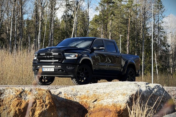 RAM 1500 Crew Cab 5.7 V8 4x4 395hk/LUFTFJ/HÖJD/HUD/MOMS säljes i Örebro ...