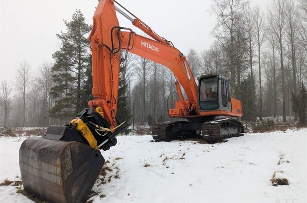 Grävmaskin Fiat Hitachi EX255 med tiltrotator och planerskop säljes i ...