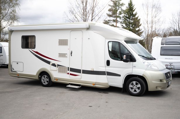 Eura Mobil TT 710 QB *Queenbed / Dragkrok / K - såld eller borttagen