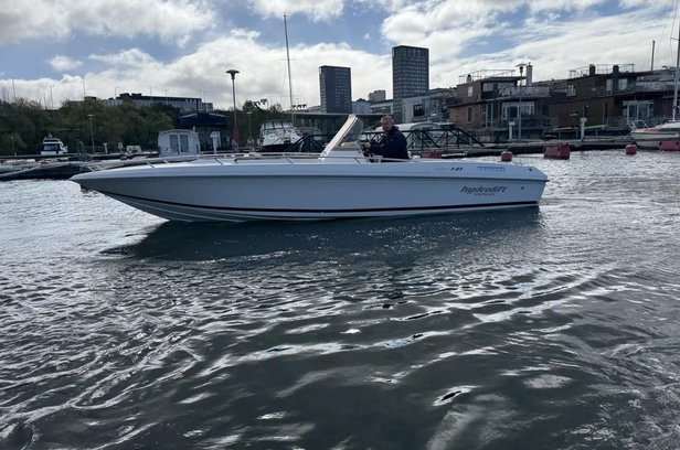 Hydrolift F23 Mecruiser 5,7 säljes i Solna | - såld eller borttagen