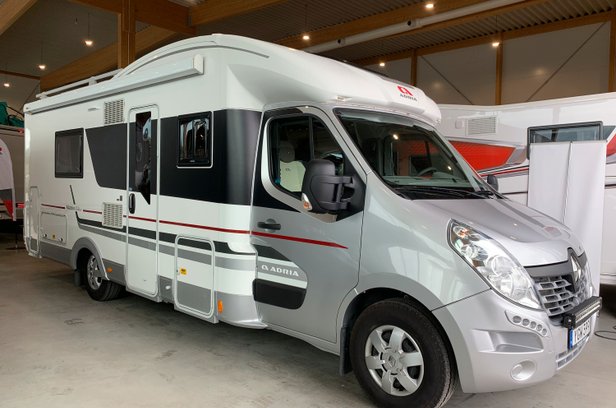 Adria Matrix Supreme 687 SLT /Automat/AC bodel/Solcell/ALDE säljes i ...