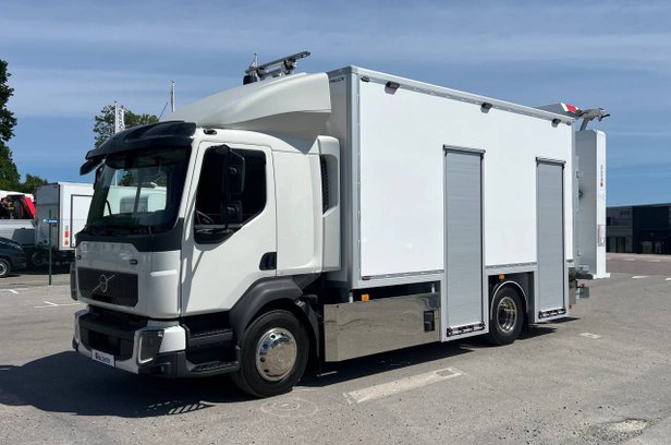 Volvo FL250 4x2 TMA Bil med Toalett & MaxiSign Online säljes i ...