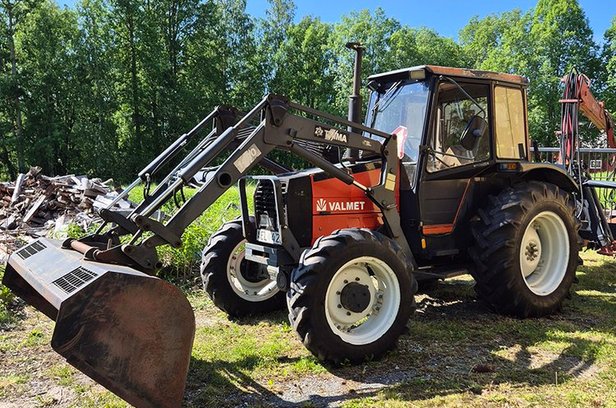 VALMET 455-4 TRAKTOR PÅ GÅRDSAUKTION NORRA GR - såld eller borttagen