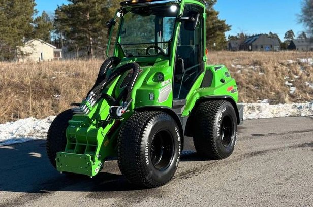 Avant 860i Kompaktlastare BLACK EDITION säljes i Värmdö | Blocket