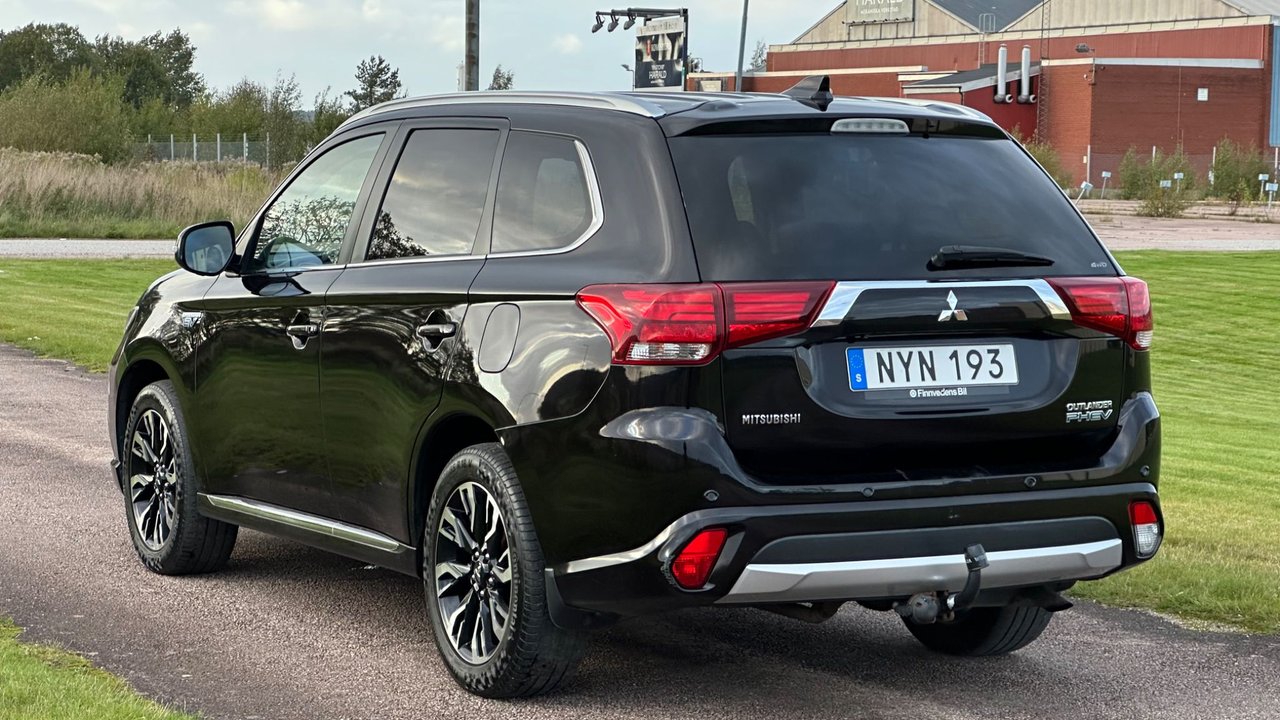 For sale - Mitsubishi Outlander PHEV CVT, 203hp, 2016 for sale at LG ...