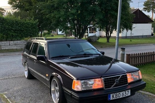 Volvo 945 a-traktor, plommonlila säljes i Ume - såld eller borttagen