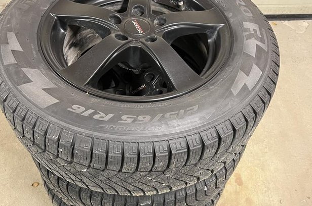 Pirelli 215/65/16 vinterdäck och fälg säljes - såld eller borttagen