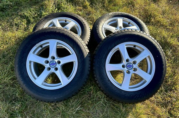 Volvo Vinterdäck Nokian Hakka 9 215/65 R16 sä - såld eller borttagen