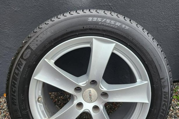 Vinterdäck 225/55 R17 friktion ink fälg sälje - såld eller borttagen