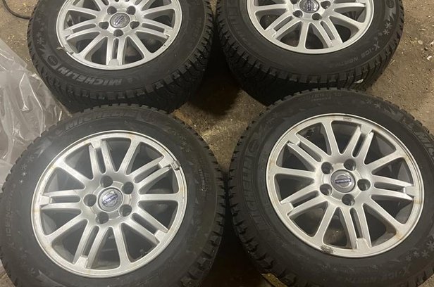 Volvo 15” dubbdäck med fälg säljes i Kumla | - såld eller borttagen