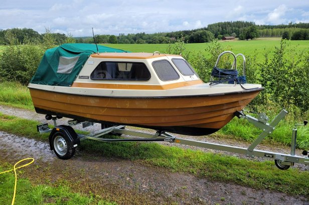 Crescent 418 40 kh inkl båttrailer säljes i Å - såld eller borttagen