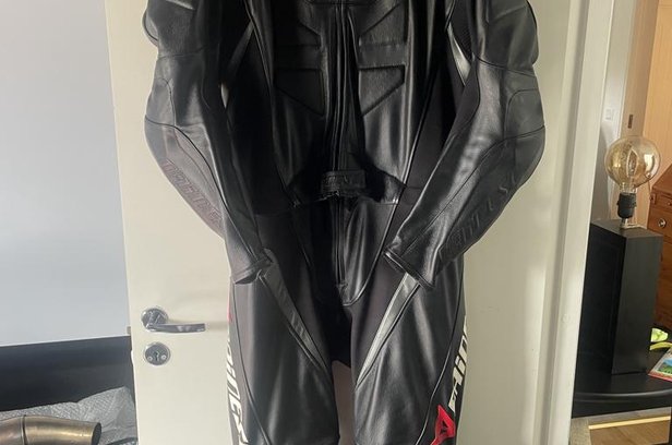 Dainese racing 2-delat skinnställ säljes i B - såld eller borttagen