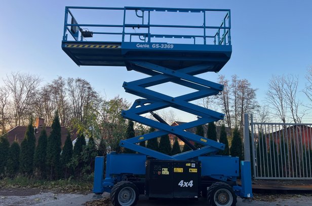 Saxlift Lift Genie GS-3369 nymålad med Dieselmotor säljes i Linköping | Blocket