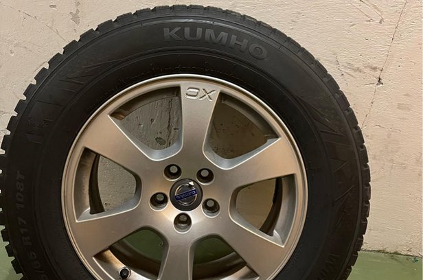 Volvo XC Vinterdäck NYA däck med DUBB säljes i Trollhättan | Blocket