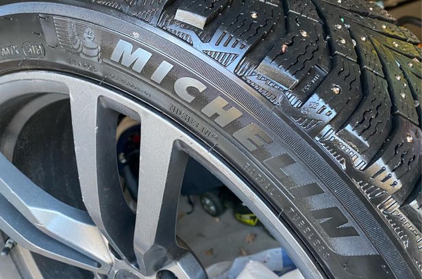 Tesla model X/S vinterdäck 245/40/R20 dubb Med TPMS sensorer säljes i ...