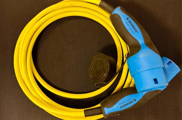 Laddkabel typ 2 Mennekes. Polestar 2 mittkonsolfack säljes i Kungsbacka ...
