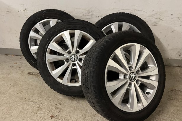 VW 205/55-16 - två olika, med och utan dubb säljes i Jönköping | Blocket