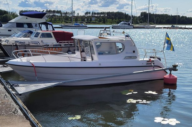 "RESERVERAD" Bella 640C hyttbåt inkl. 80-trai - såld eller borttagen