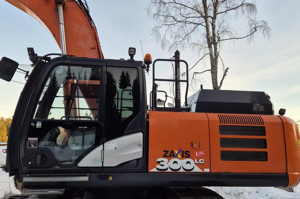 Hitachi 300 2017 3 skopor 7500h säljes i Härnösand | Blocket