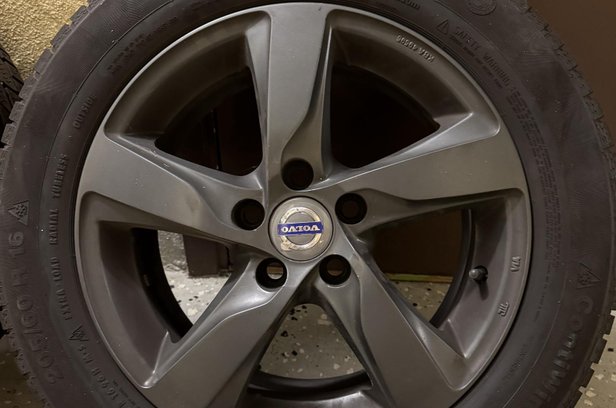 Volvo V60 16 tum original fälgar svarta säljes i Malmö stad | Blocket