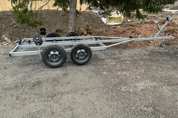 Rejäl boggie 2000 kg trailer klarar båt upp till 7 meter säljes i ...