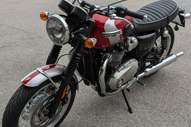 Triumph T120 Elvis limited Edition säljes i - såld eller borttagen