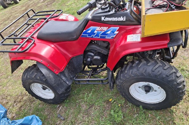 kawasaki klf bayou 300c. 4x4 säljes i Ulrice - såld eller borttagen