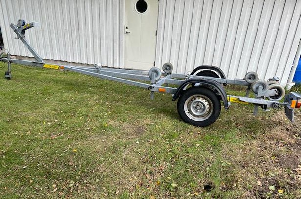 Båttrailer TK Bt750 80 km/h säljes på Tjörn | Blocket