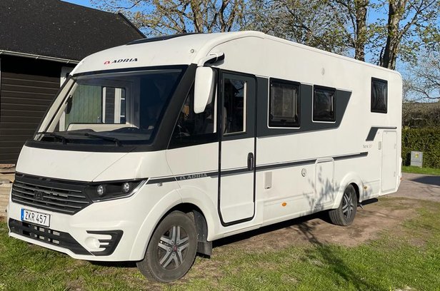 Adria Sonic I 700SC PLUS Queensbädd säljes i Kalmar | Blocket
