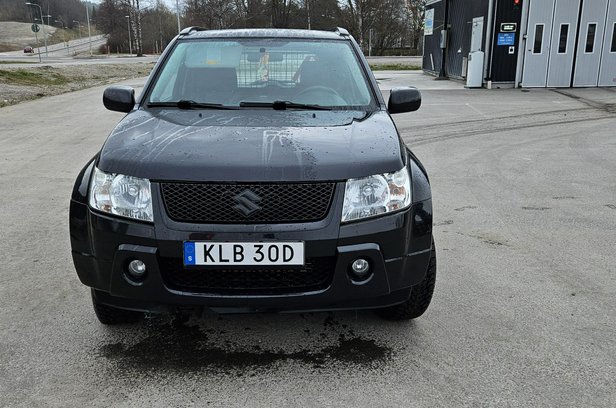Suzuki Grand Vitara Disel A-traktor Utrustad med stor basl säljes i ...