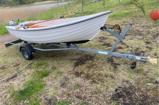 Båt Segeljolle UTTERN 450 , Motor 2,3 hk , 80 släp säljes i Kalmar ...