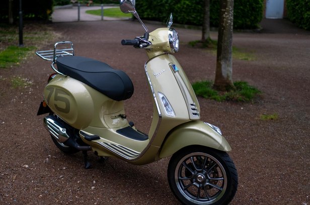 VESPA PRIMAVERA 75TH ANNIVERSARY 2021 - JUBILEUMSMODELL säljes i ...