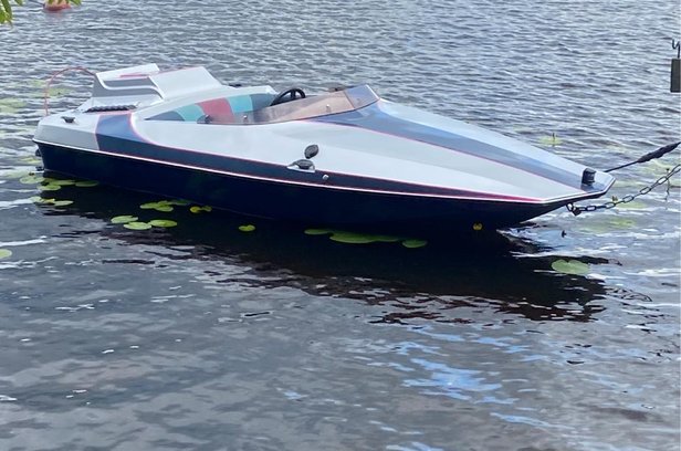 Amerikansk jetbåt SOS Express säljes i Växjö - såld eller borttagen