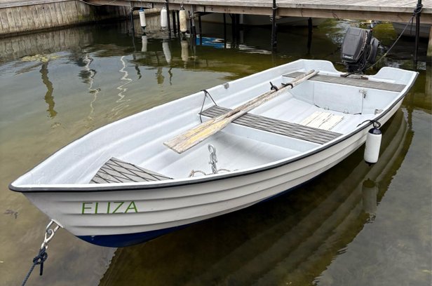 Fin plasteka med utombordsmotor säljes i Nacka | Blocket