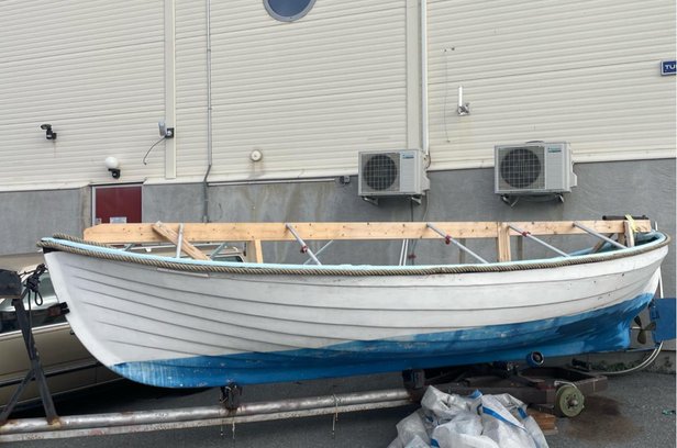 Klassisk snipa 6 meter – med Albin O21 motor, täckställning säljes i ...