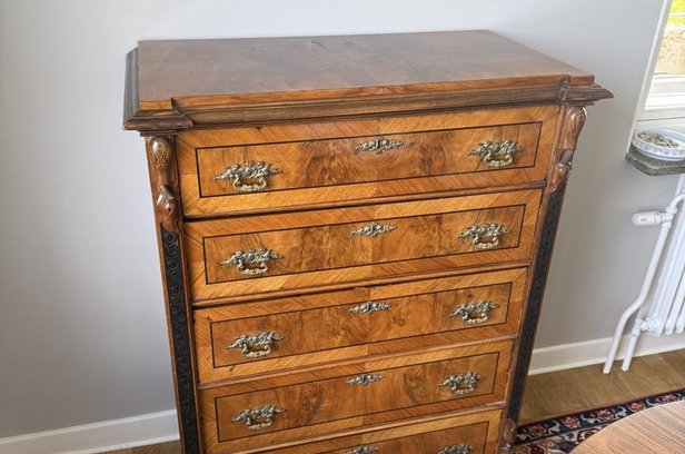 Byrå i burr walnut-fanér säljes i Jönköping | Blocket