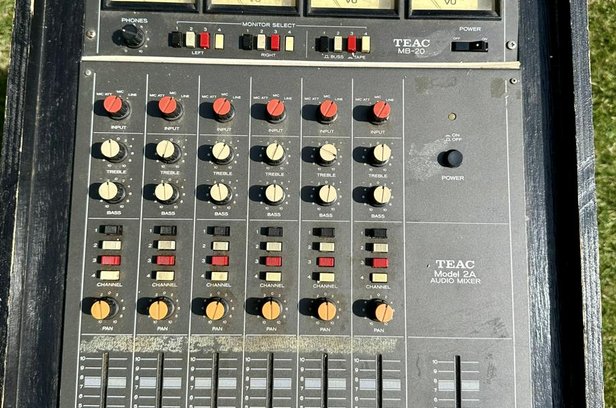 Vintage Studio-paket – Mixer + Meter Bridge säljes i Skurup | Blocket