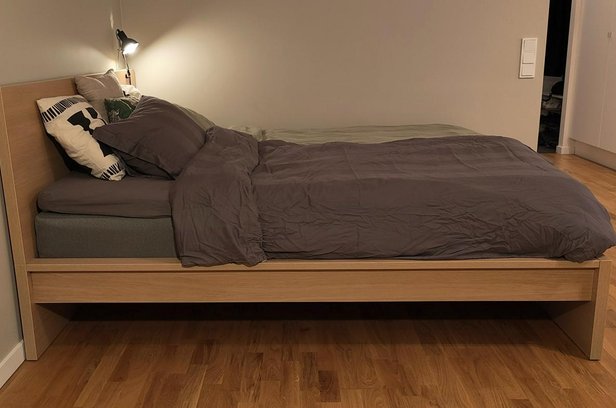 Sängstomme Ek 160x200cm + resårmadrass om önskas säljes i Stockholms ...