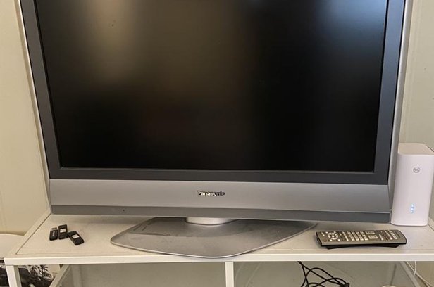 Tv och bänk! - Köp idag, hämta när det passar! säljes i Gävle | Blocket