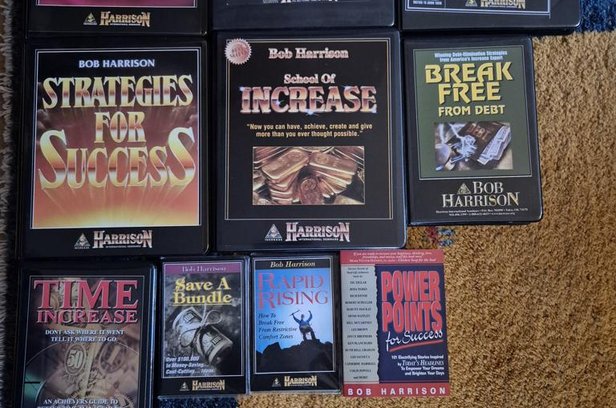 Bob Harrison kassettsamling 56 st och en bok säljes i Stockholms stad ...