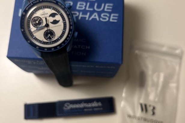 Swatch Moonswatch: Mission to the Super Blue Moonphase säljes i ...